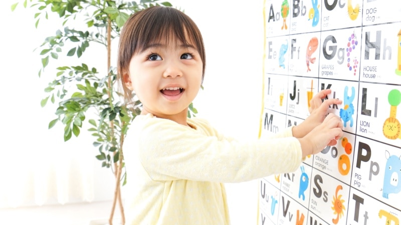 10 Ciri-Ciri Anak Cerdas yang Perlu Moms Ketahui